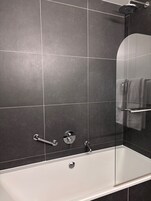 Suite Standard | Casa de banho | Um polibã, um chuveiro fixo, um secador de cabelo, toalhas fornecidas