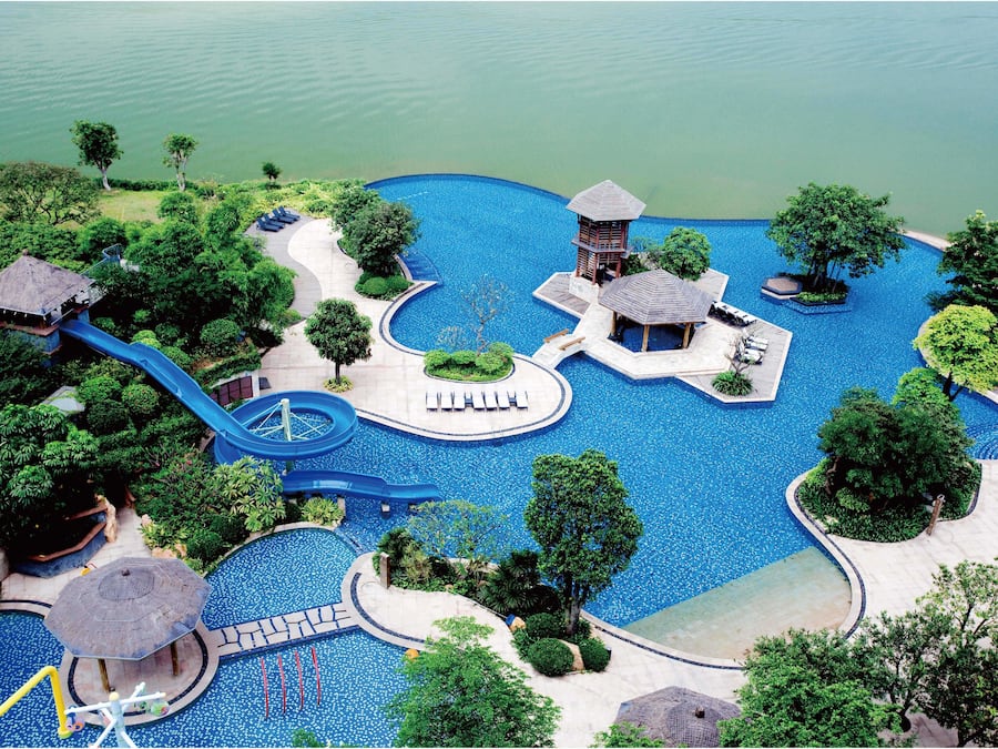 Piscina interna, piscina externa sazonal, salva-vidas no local