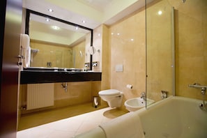 1 King Bed Non-Smoking Suite | Casa de banho | Uma banheira, artigos de higiene pessoal grátis, um secador de cabelo
