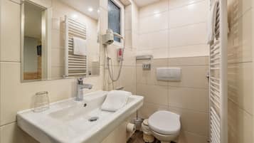 Quarto Individual Económico (Souterrain) | Casa de banho | Um polibã, um secador de cabelo, toalhas fornecidas