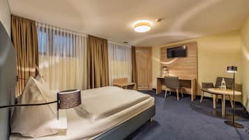 Quarto casal econômico (Souterrain) | Camas Select Comfort, cofres nos quartos, escrivaninha