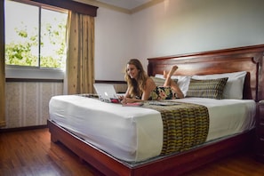 Executive Deluxe Room | Frigobar, cofres nos quartos, cortinas blackout