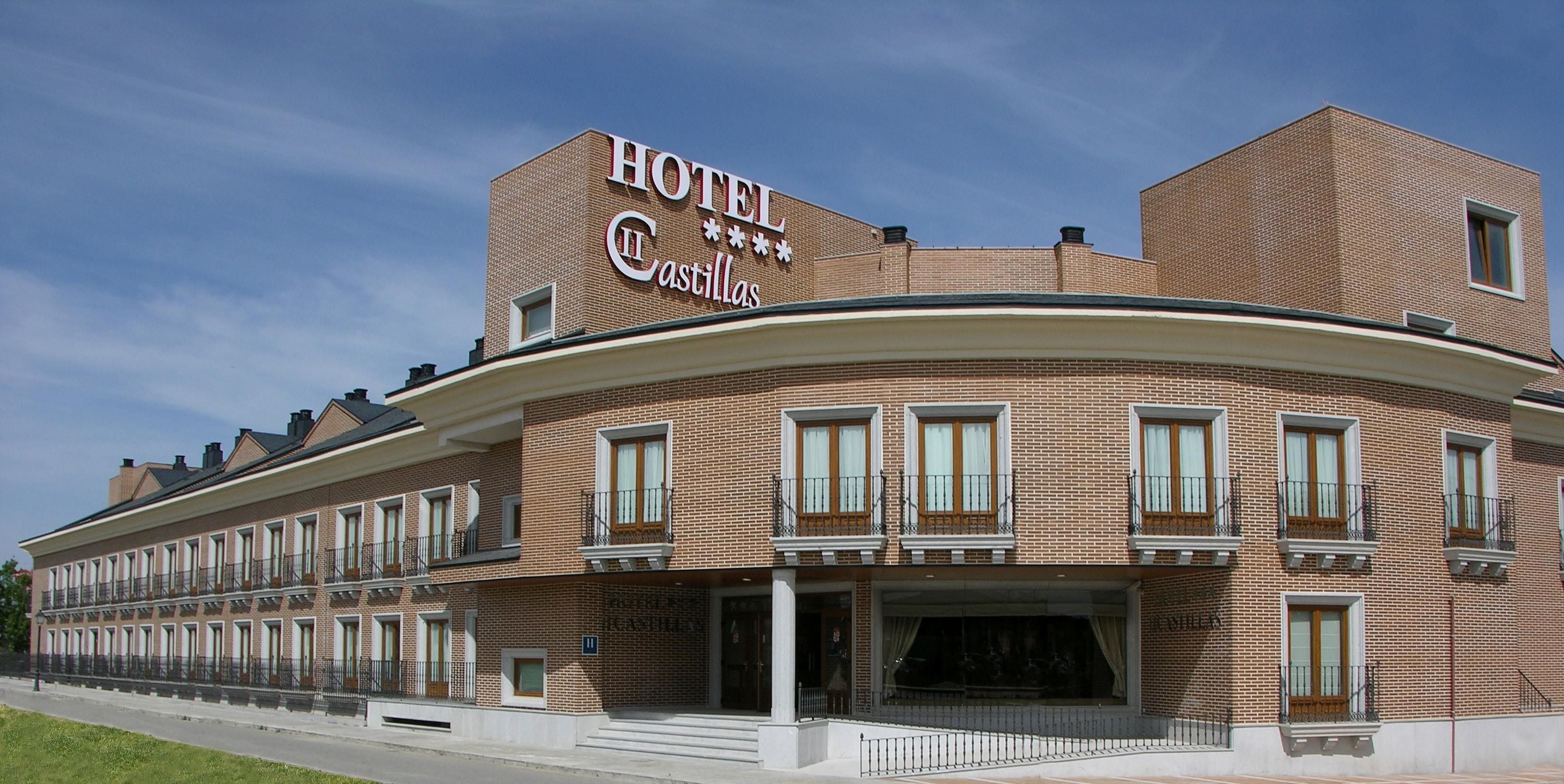 Um hotel com fachada curva, várias varandas e uma placa grande.