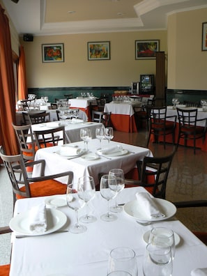 2 restaurantes: opção de café da manhã, almoço e jantar