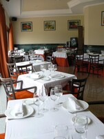 2 restaurantes: servem pequenos-almoços, almoços e jantares