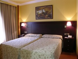 Minibar, cofre no quarto, secretária, cortinas/cortinados opacos 