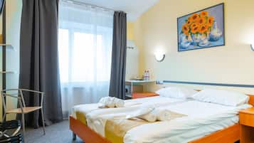 Roupa hipoalergénica, cofre no quarto, secretária