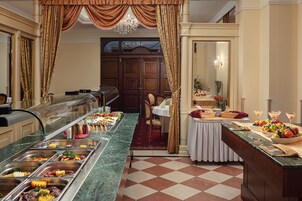 Pequenos-almoços, almoços e jantares servidos 