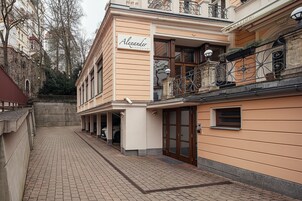 Estacionamento sem assistência (pago) (CZK 500 por noite) 