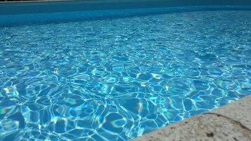 Piscina exterior sazonal, guarda-sóis 