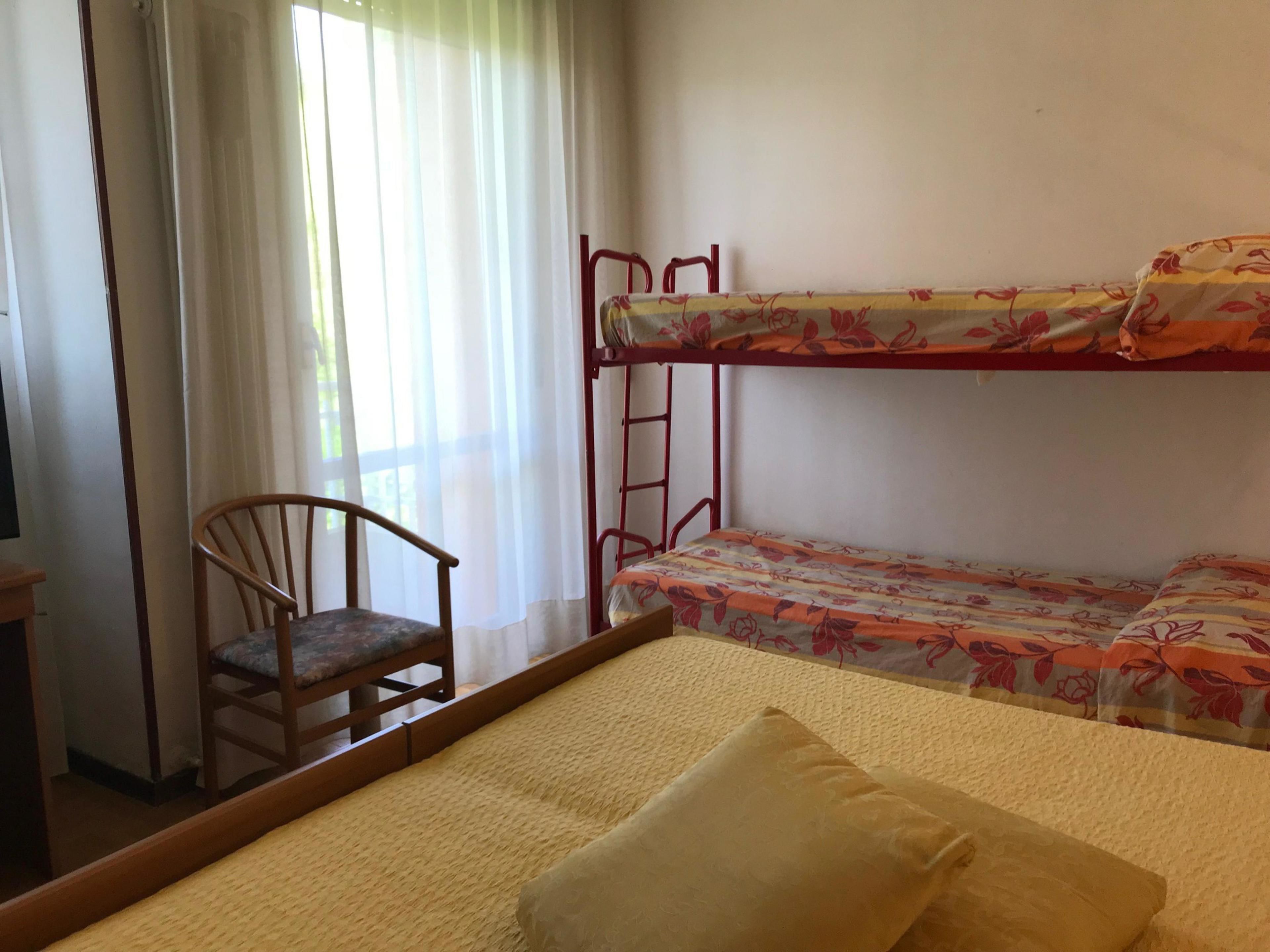 Quarto quádruplo, vista para a colina | Roupas de cama premium, frigobar, cofres nos quartos, escrivaninha