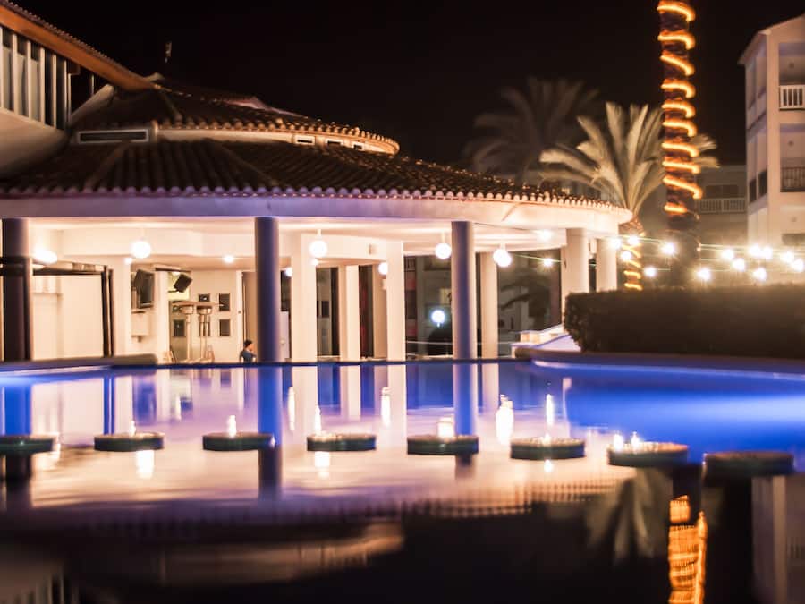 Piscina interior, piscina exterior sazonal