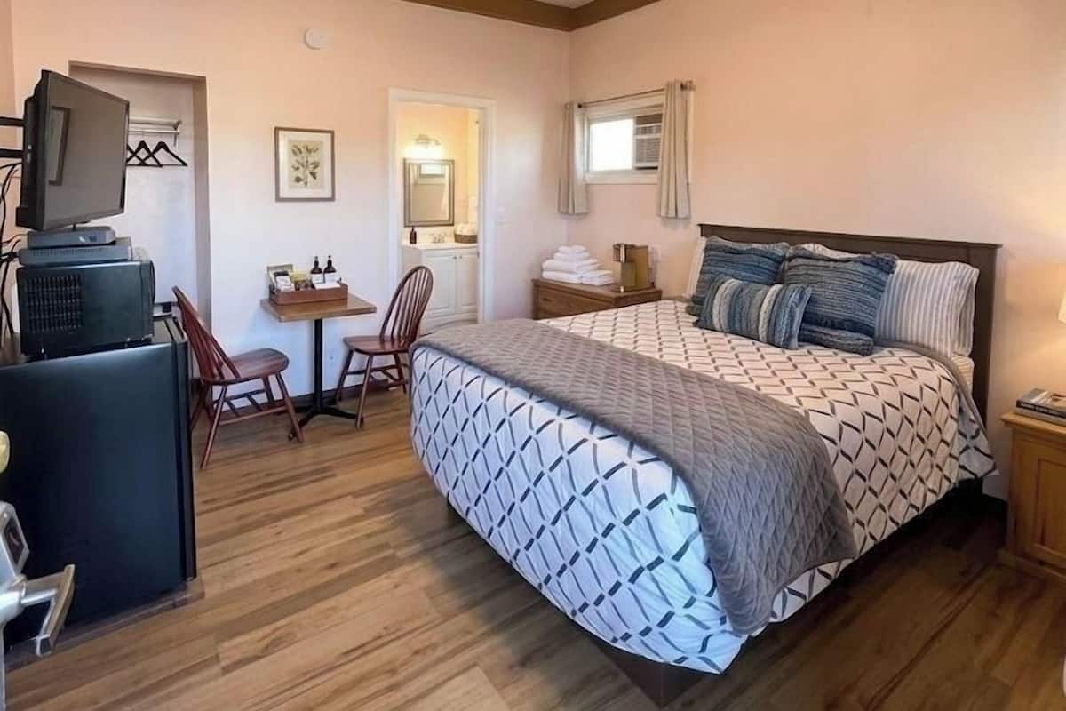 Motel Queen | Ferro/tábua de engomar, Wi-fi grátis, roupa de cama fornecida