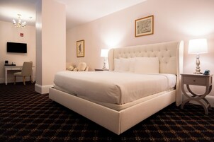 Quarto Clássico, 1 cama king-size | Casa de banho | Artigos de higiene ecológicos, um secador de cabelo, toalhas fornecidas