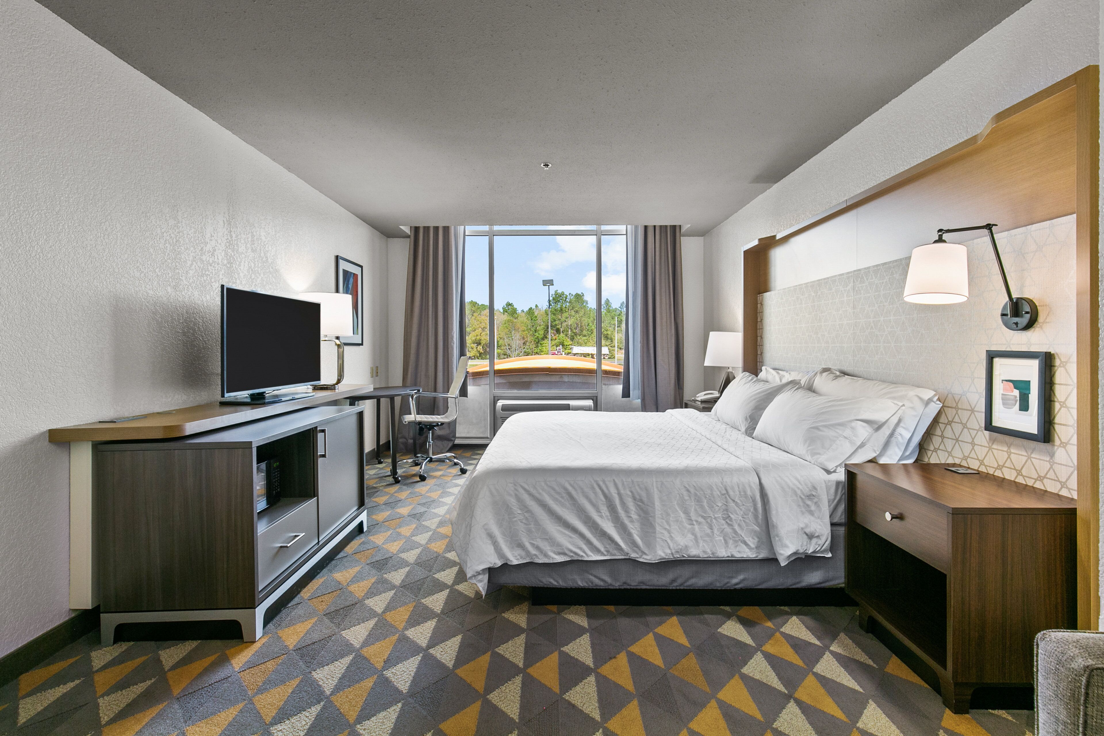 Cofre no quarto, secretária, ferro/tábua de engomar, camas desdobráveis 