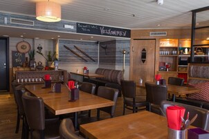 Café da manhã com buffet grátis todos os dias