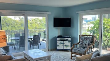 Quarto, 3 quartos (private deck/view of canal) | Sala de estar | TV
