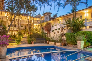 2 piscinas exteriores, guarda-sóis, espreguiçadeiras 