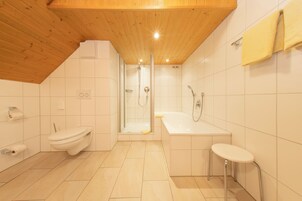 Quarto Duplo | Casa de banho | Artigos de higiene pessoal grátis, um secador de cabelo, chinelos 
