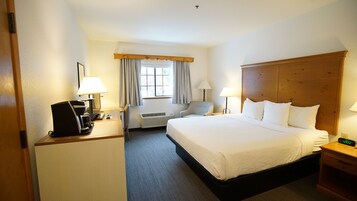 Quarto, 1 cama King (Alpine) | Roupas de cama premium, camas com colchões pillow-top, cortinas blackout