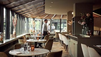 3 restaurantes, com serviço de almoço e jantar; culinária regional