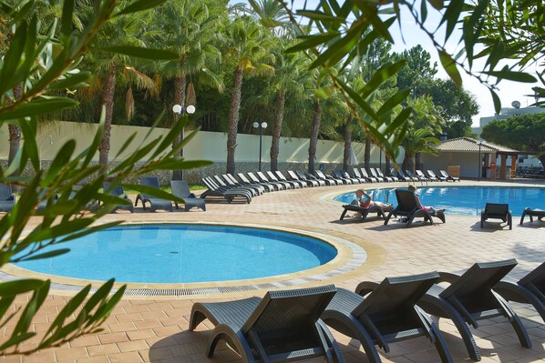 Piscina interna, piscina externa, espreguiçadeiras