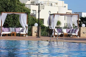 Piscina interna, piscina externa, espreguiçadeiras