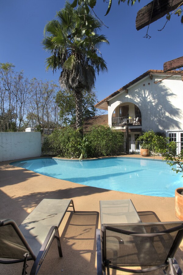 The Lakehouse Bed & Breakfast - Texas