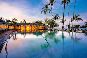 2 piscinas exteriores, espreguiçadeiras 