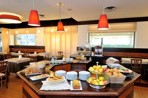 Pequeno-almoço tipo buffet diário (8 EUR por pessoa) 