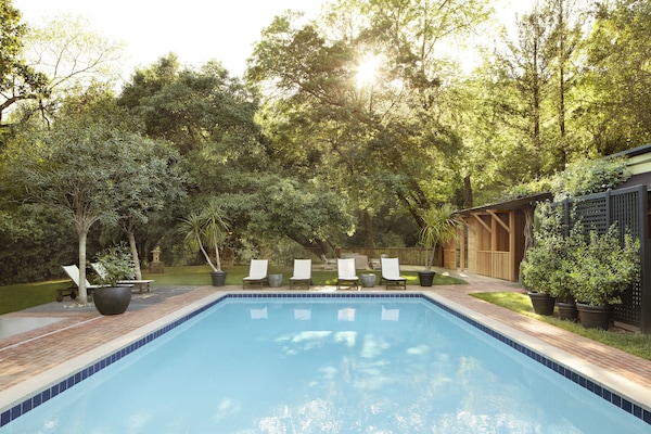 Piscina exterior, guarda-sóis, espreguiçadeiras