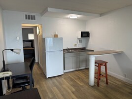Two Room Suite with Kitchenette | 1 King & 1 Double Bed | Cozinha privada | Geladeira, micro-ondas, cooktop