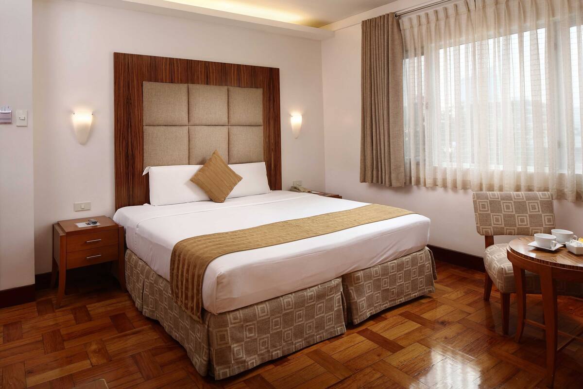 Roupa de alta qualidade, minibar, cofre no quarto, secretária 