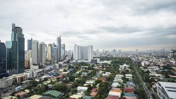Paisagem urbana com edifícios altos e uma área residencial densa.