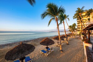 Na praia, guarda-sóis de praia, toalhas de praia 