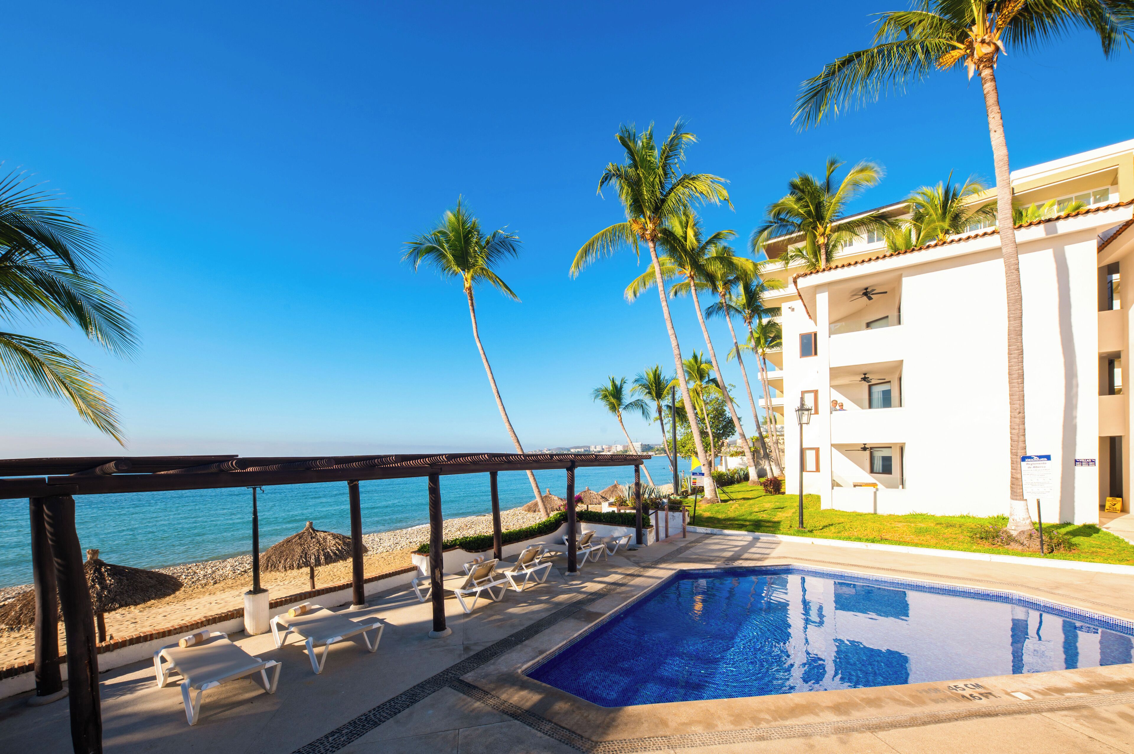 Piscina exterior, da(s) 9:00 à(s) 21:00, guarda-sóis, espreguiçadeiras 