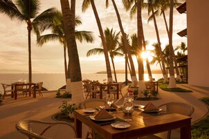 Pequenos-almoços, almoços, jantares servidos, com vista para o oceano 