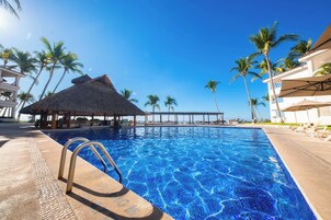 Piscina exterior, da(s) 9:00 à(s) 21:00, guarda-sóis, espreguiçadeiras 