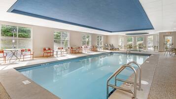 Piscina interior, espreguiçadeiras