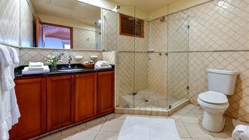 Estúdio Deluxe, 1 cama king-size, varanda, vista para o mar | Casa de banho | Um polibã, produtos de higiene exclusivos, um secador de cabelo