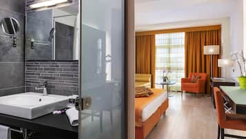 Quarto Executivo, 1 cama de casal | Roupa hipoalergénica, minibar, cofre no quarto, secretária