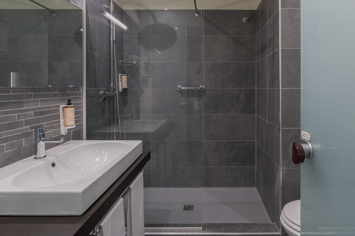 Roupa hipoalergénica, minibar, cofre no quarto, secretária
