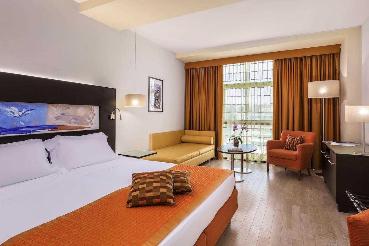Quarto Executivo, 1 cama de casal | Roupa hipoalergénica, minibar, cofre no quarto, secretária
