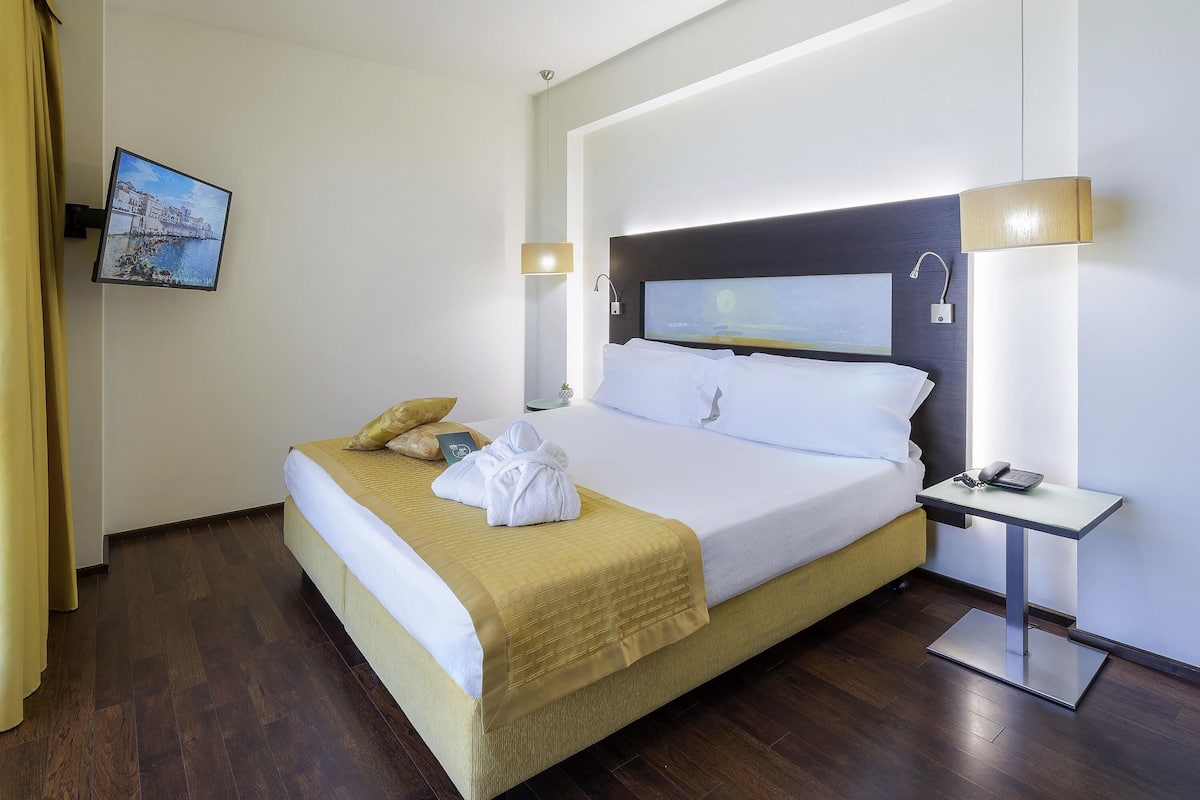 Quarto Deluxe, 1 cama de casal | Roupa hipoalergénica, minibar, cofre no quarto, secretária