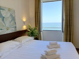 Edredons de pluma, frigobar, cofres nos quartos, escrivaninha