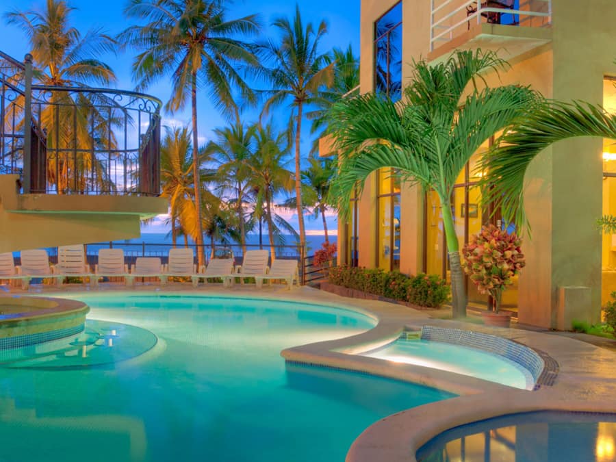 Piscina exterior, espreguiçadeiras