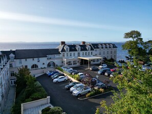 Fachada da propriedade à noite