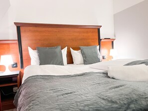 Roupas de cama antialérgicas, frigobar, cofres nos quartos, escrivaninha