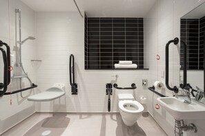 Uma combinação polibã/banheira, um secador de cabelo 