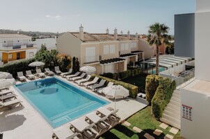 2 piscinas externas, guarda-sóis, espreguiçadeiras